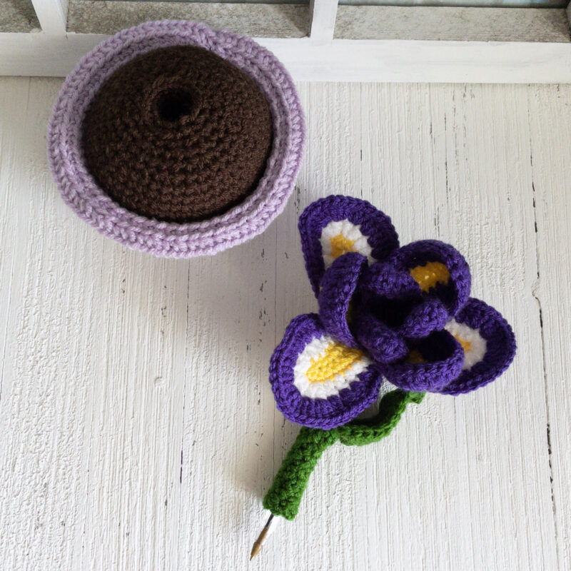 Iris Flower Pen - Southern Belle Crochet